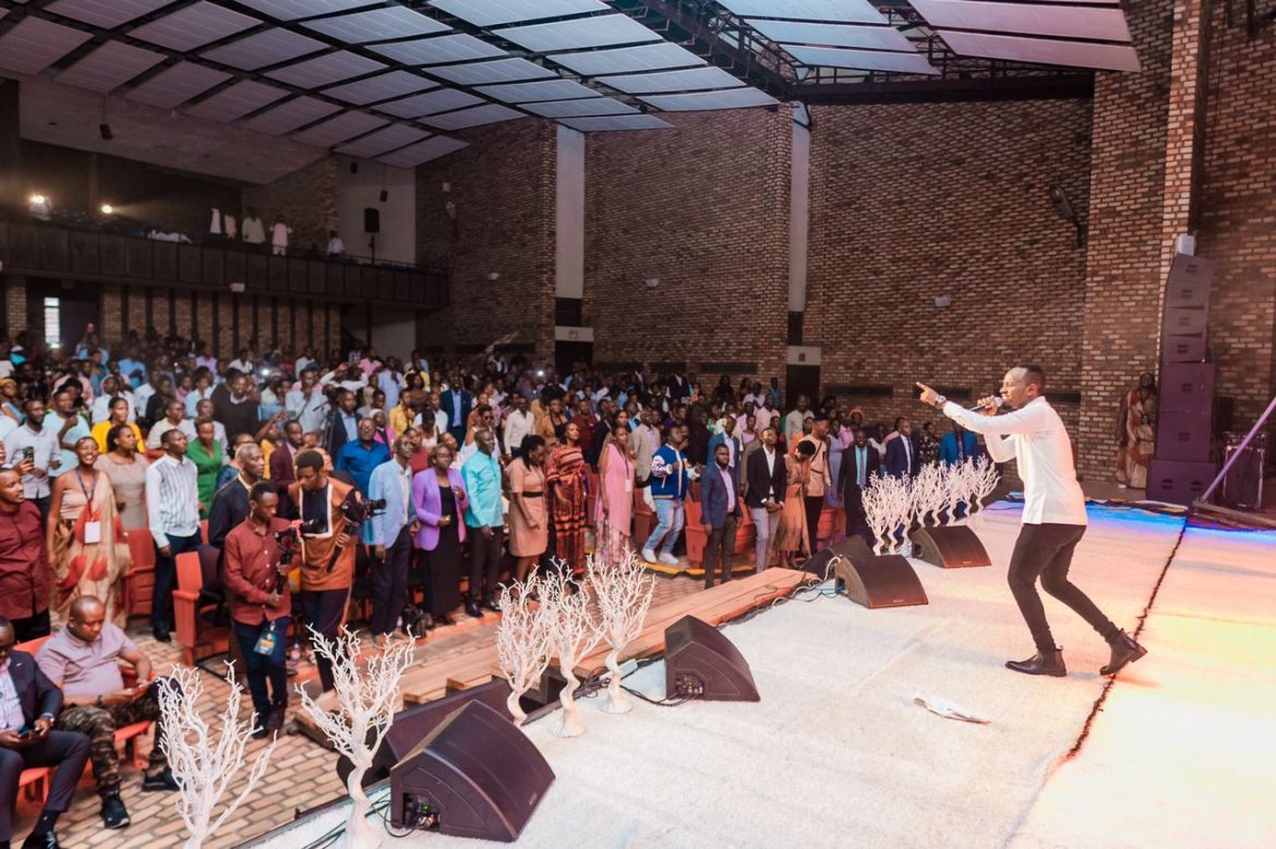 Gospel Arstiste Nkomezi Shows What He Does Best At Huye Campus – KT PRESS